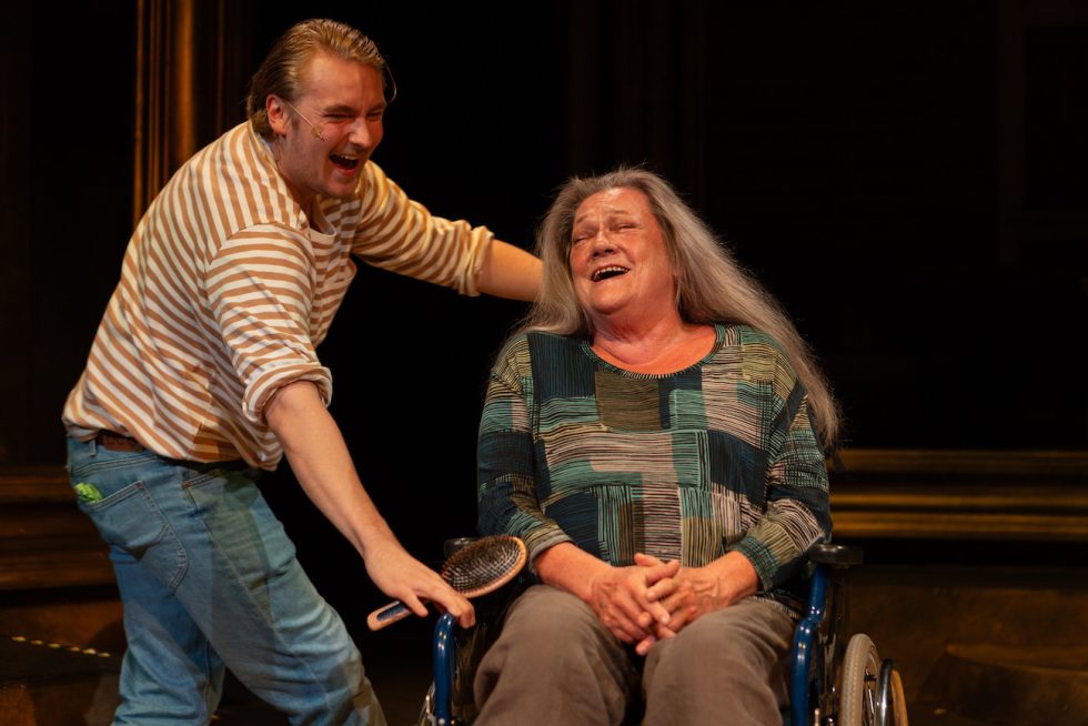 Perhe-elämän helvetin versiot – arviossa Ryhmäteatterin Lemminkäisen ...