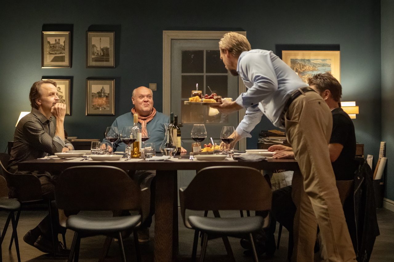 Aikuisten leikki, jossa valhekaan ei pelasta totuudelta – arviossa ...